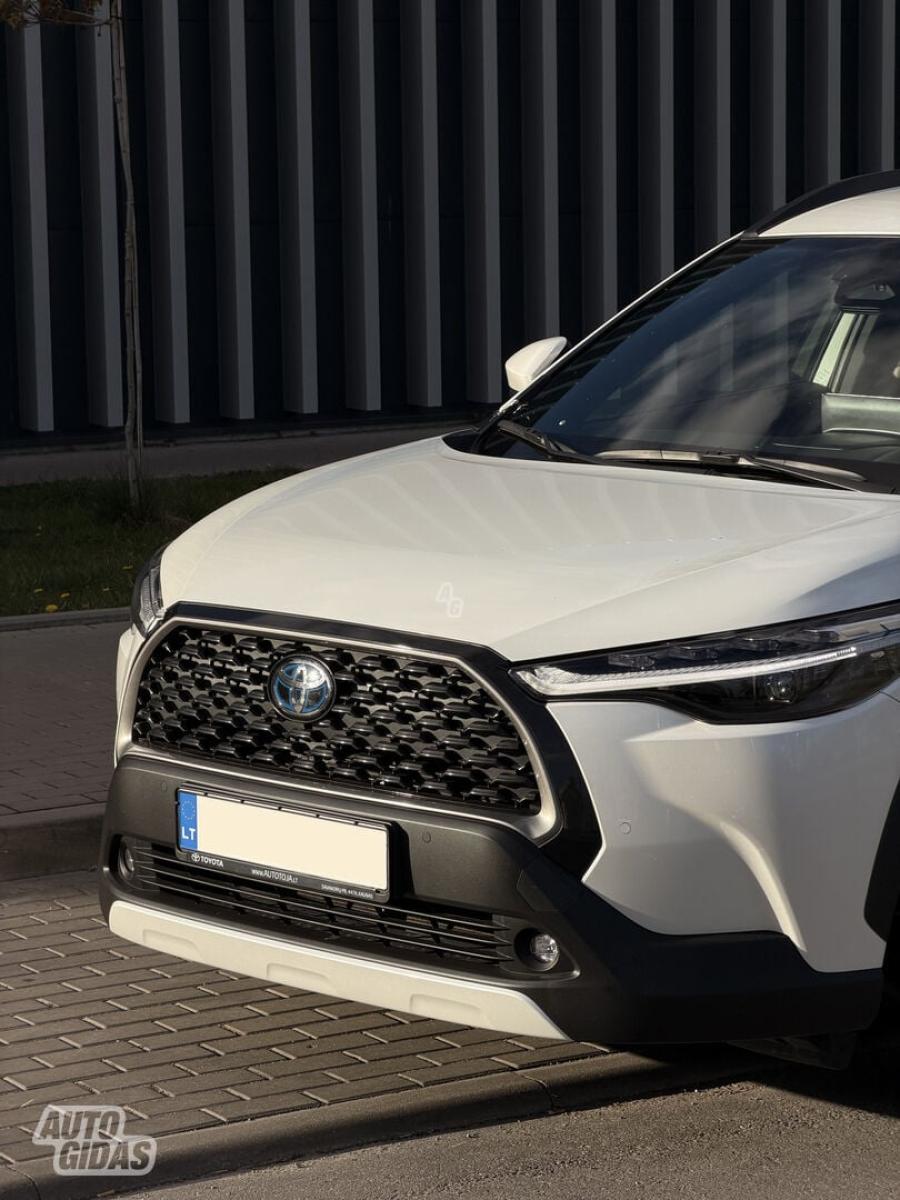 Белый Тойота Corolla Cross 2023 в Вильнюс, объемом двигателя 2.00 л и пробегом 46 тыс. км за 34900 €, фото 3 на AUTOMOTO.COM.LV