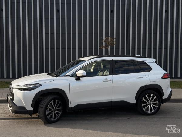 Balts Toyota Corolla Cross 2023 Viļņa, ar dzinēja tilpumu 2.00 L un nobraukumu 46 tūkst. km par 34900 €, foto 3 vietnē AUTOMOTO.COM.LV