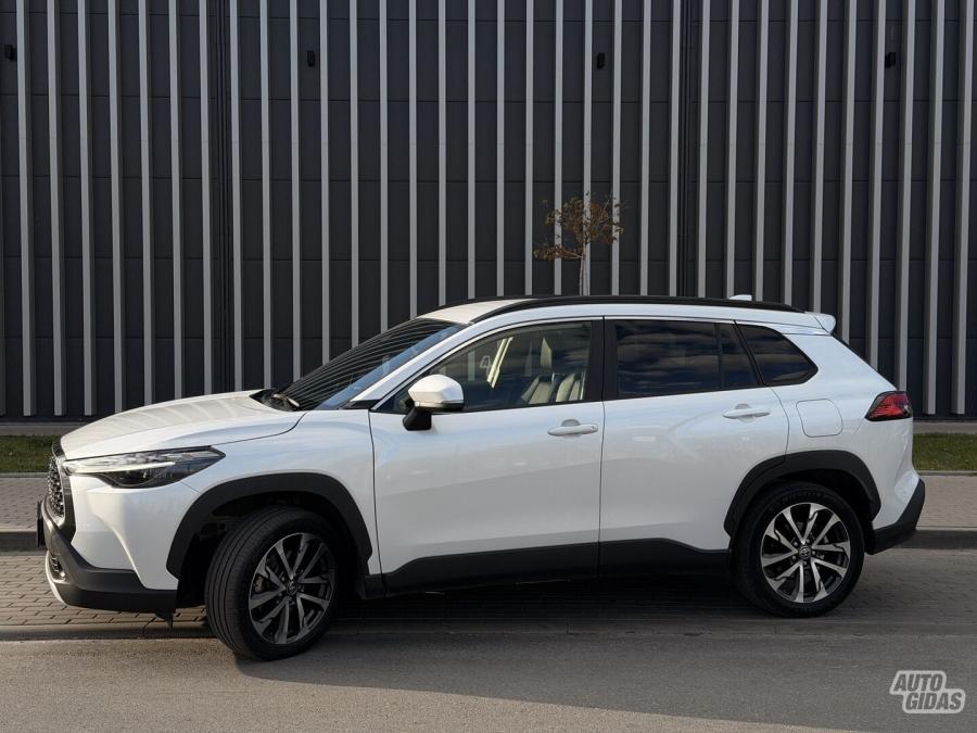 Белый Тойота Corolla Cross 2023 в Вильнюс, объемом двигателя 2.00 л и пробегом 46 тыс. км за 34900 €, фото 4 на AUTOMOTO.COM.LV