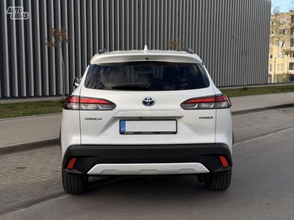 Balts Toyota Corolla Cross 2023 Viļņa, ar dzinēja tilpumu 2.00 L un nobraukumu 46 tūkst. km par 34900 €, foto 5 vietnē AUTOMOTO.COM.LV