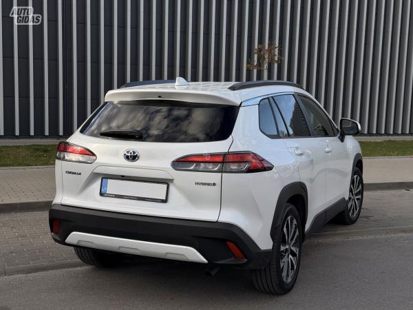 Balts Toyota Corolla Cross 2023 Viļņa, ar dzinēja tilpumu 2.00 L un nobraukumu 46 tūkst. km par 34900 €, foto 6 vietnē AUTOMOTO.COM.LV