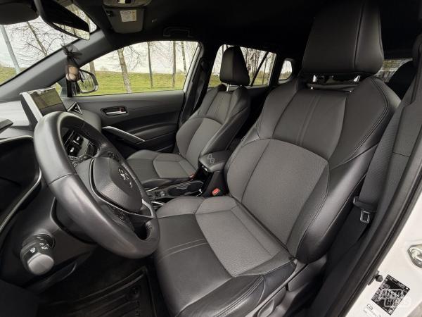 Balts Toyota Corolla Cross 2023 Viļņa, ar dzinēja tilpumu 2.00 L un nobraukumu 46 tūkst. km par 34900 €, foto 9 vietnē AUTOMOTO.COM.LV
