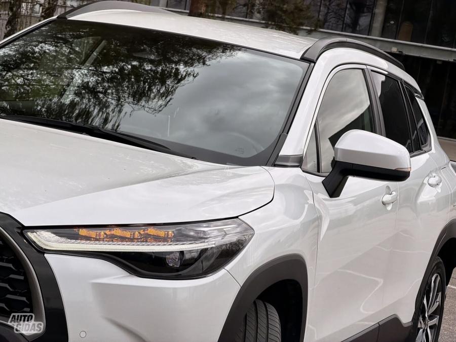 Белый Тойота Corolla Cross 2023 в Вильнюс, объемом двигателя 2.00 л и пробегом 46 тыс. км за 34900 €, фото 24 на AUTOMOTO.COM.LV