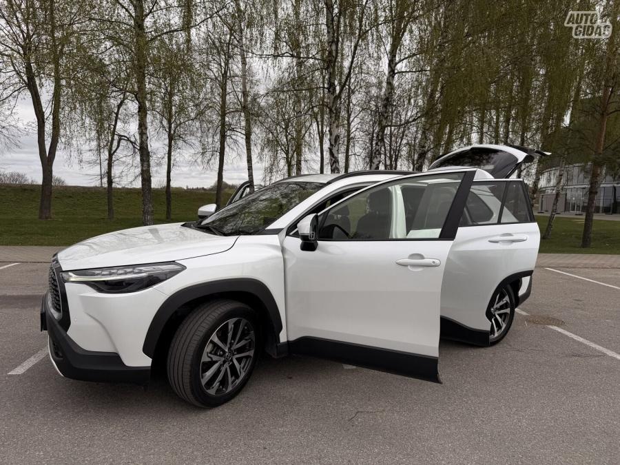 Белый Тойота Corolla Cross 2023 в Вильнюс, объемом двигателя 2.00 л и пробегом 46 тыс. км за 34900 €, фото 27 на AUTOMOTO.COM.LV