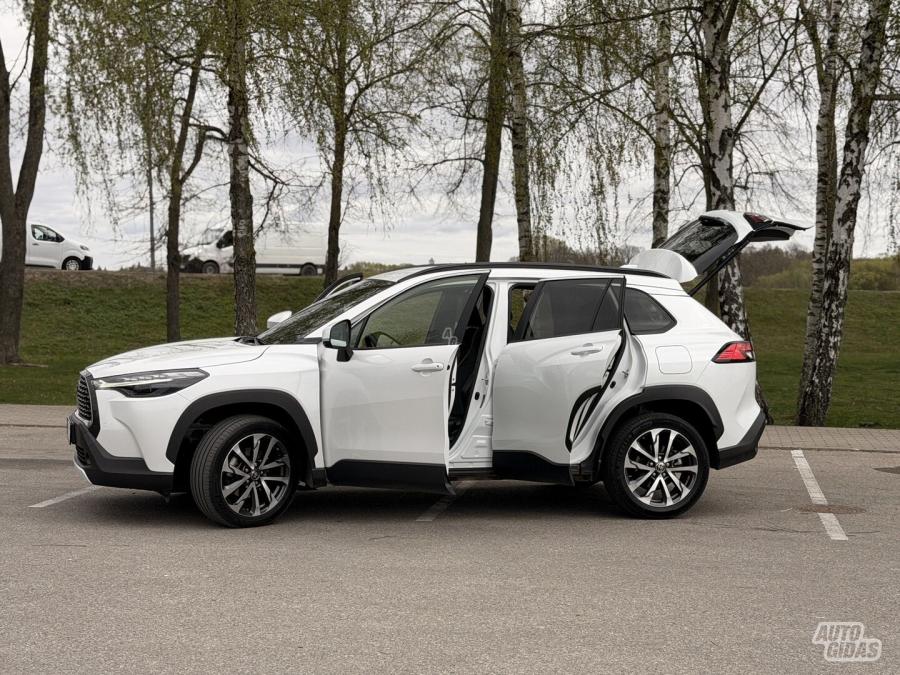Белый Тойота Corolla Cross 2023 в Вильнюс, объемом двигателя 2.00 л и пробегом 46 тыс. км за 34900 €, фото 29 на AUTOMOTO.COM.LV