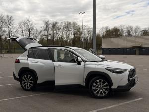 Белый Тойота Corolla Cross 2023 в Вильнюс, объемом двигателя 2.00 л и пробегом 46 тыс. км за 34900 €, фото 30 на AUTOMOTO.COM.LV