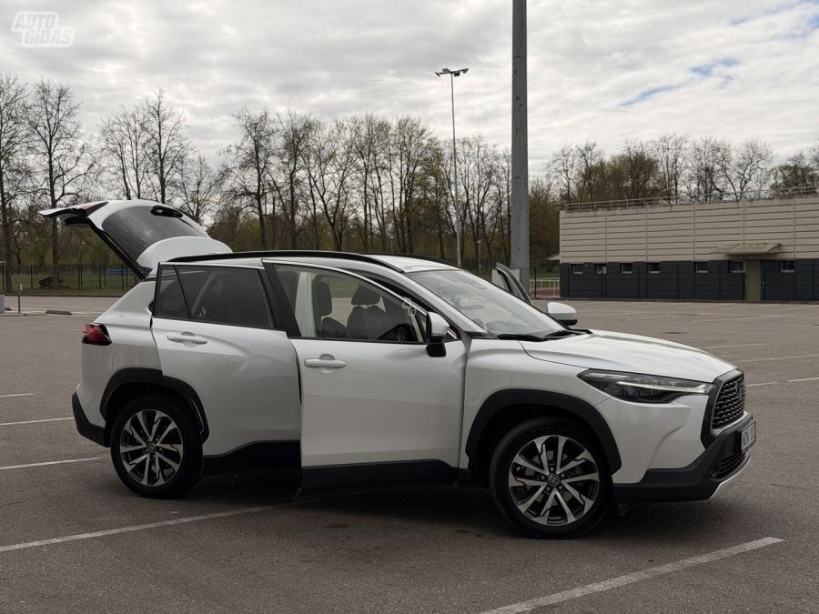 Белый Тойота Corolla Cross 2023 в Вильнюс, объемом двигателя 2.00 л и пробегом 46 тыс. км за 34900 €, фото 30 на AUTOMOTO.COM.LV