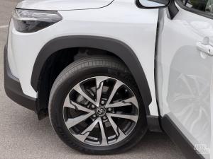 Белый Тойота Corolla Cross 2023 в Вильнюс, объемом двигателя 2.00 л и пробегом 46 тыс. км за 34900 €, фото 31 на AUTOMOTO.COM.LV