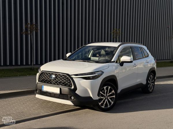 Balts Toyota Corolla Cross 2023 Viļņa, ar dzinēja tilpumu 2.00 L un nobraukumu 46 tūkst. km par 34900 €, foto  vietnē AUTOMOTO.COM.LV
