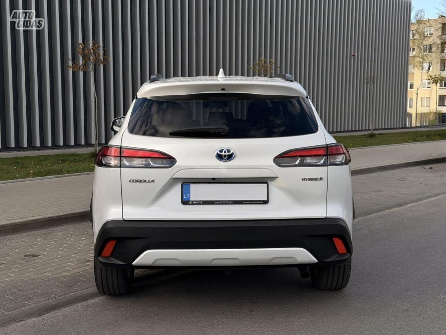 White Toyota Corolla Cross 2023 in Vilnius, with an engine capacity of 2.00 L and mileage of 46 thousand km for 34900 €, photo 6 on AUTOMOTO.COM.LV