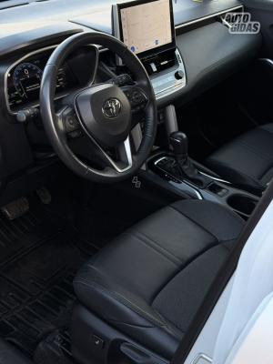 White Toyota Corolla Cross 2023 in Vilnius, with an engine capacity of 2.00 L and mileage of 46 thousand km for 34900 €, photo 9 on AUTOMOTO.COM.LV