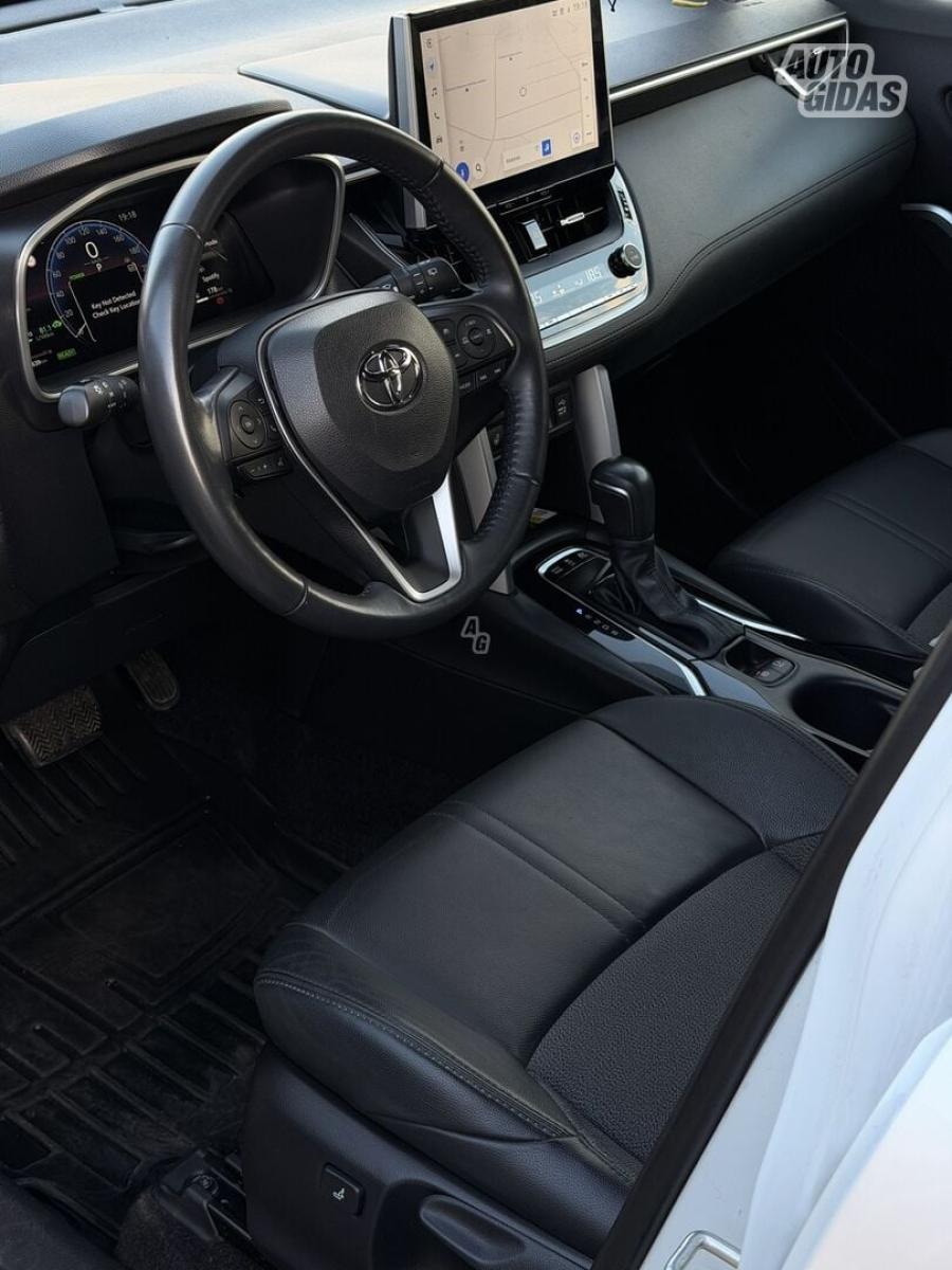 White Toyota Corolla Cross 2023 in Vilnius, with an engine capacity of 2.00 L and mileage of 46 thousand km for 34900 €, photo 9 on AUTOMOTO.COM.LV