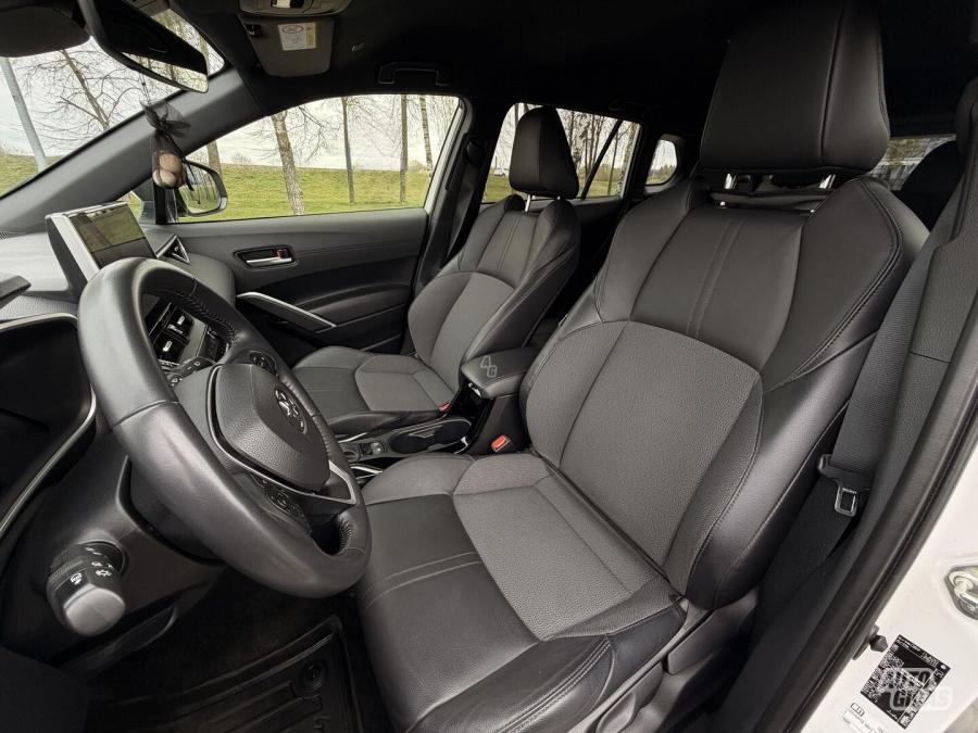 White Toyota Corolla Cross 2023 in Vilnius, with an engine capacity of 2.00 L and mileage of 46 thousand km for 34900 €, photo 10 on AUTOMOTO.COM.LV
