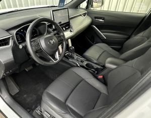 White Toyota Corolla Cross 2023 in Kaunas, with an engine capacity of 2.00 L and mileage of 150 thousand km for 27271 €, photo 10 on AUTOMOTO.COM.LV