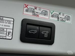 White Toyota Corolla Cross 2023 in Kaunas, with an engine capacity of 2.00 L and mileage of 150 thousand km for 27271 €, photo 14 on AUTOMOTO.COM.LV