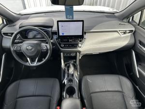White Toyota Corolla Cross 2023 in Kaunas, with an engine capacity of 2.00 L and mileage of 150 thousand km for 27271 €, photo 15 on AUTOMOTO.COM.LV