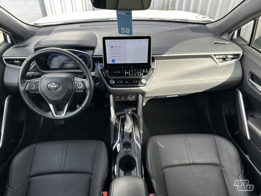 White Toyota Corolla Cross 2023 in Kaunas, with an engine capacity of 2.00 L and mileage of 150 thousand km for 27271 €, photo 15 on AUTOMOTO.COM.LV