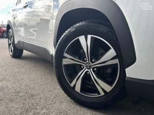 White Toyota Corolla Cross 2023 in Kaunas, with an engine capacity of 2.00 L and mileage of 150 thousand km for 27271 €, photo 36 on AUTOMOTO.COM.LV