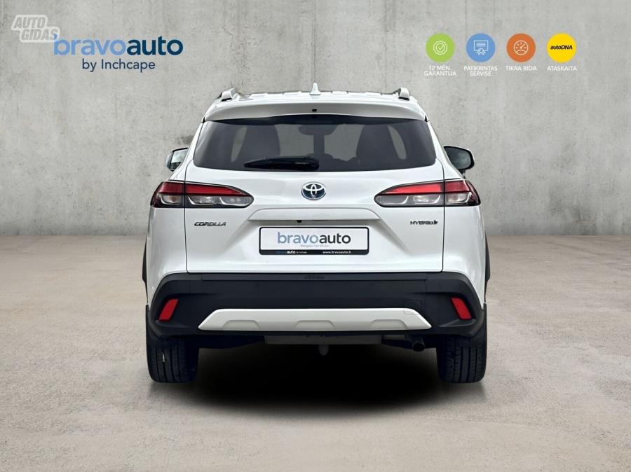 White Toyota Corolla Cross 2023 in Kaunas, with an engine capacity of 2.00 L and mileage of 111 thousand km for 28271 €, photo 5 on AUTOMOTO.COM.LV