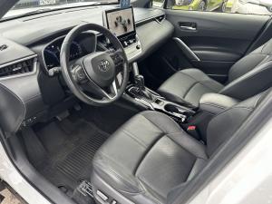White Toyota Corolla Cross 2023 in Kaunas, with an engine capacity of 2.00 L and mileage of 111 thousand km for 28271 €, photo 10 on AUTOMOTO.COM.LV