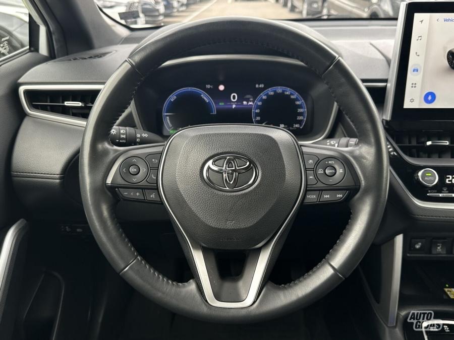 White Toyota Corolla Cross 2023 in Kaunas, with an engine capacity of 2.00 L and mileage of 111 thousand km for 28271 €, photo 18 on AUTOMOTO.COM.LV
