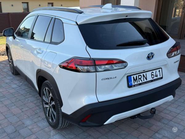 Balts Toyota Corolla Cross 2023 Šauļi, ar dzinēja tilpumu 1.99 L un nobraukumu 50 tūkst. km par 33700 €, foto 3 vietnē AUTOMOTO.COM.LV
