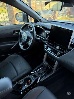 Белый Тойота Corolla Cross 2023 в Шяуляй, объемом двигателя 1.99 л и пробегом 50 тыс. км за 33700 €, фото 9 на AUTOMOTO.COM.LV