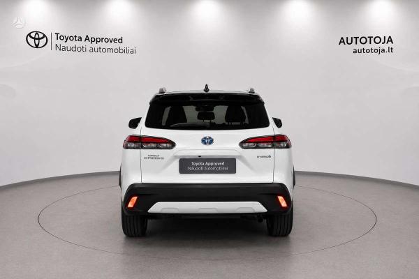 White Toyota Corolla Cross 2023 in Kaunas, with an engine capacity of 1.99 L and mileage of 55 thousand km for 30900 €, photo 4 on AUTOMOTO.COM.LV