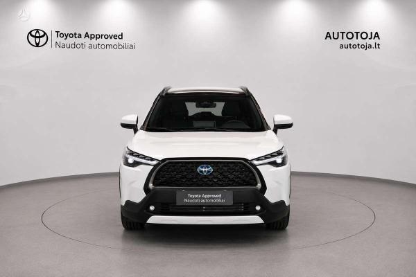 White Toyota Corolla Cross 2023 in Kaunas, with an engine capacity of 1.99 L and mileage of 55 thousand km for 30900 €, photo 5 on AUTOMOTO.COM.LV