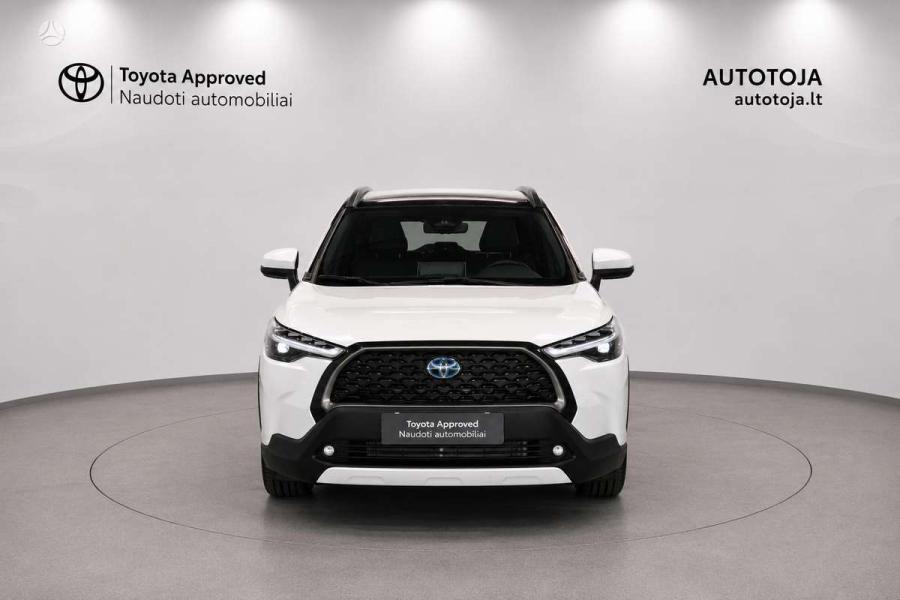 White Toyota Corolla Cross 2023 in Kaunas, with an engine capacity of 1.99 L and mileage of 55 thousand km for 30900 €, photo 6 on AUTOMOTO.COM.LV