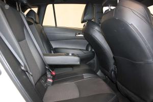 White Toyota Corolla Cross 2023 in Kaunas, with an engine capacity of 1.99 L and mileage of 55 thousand km for 30900 €, photo 8 on AUTOMOTO.COM.LV