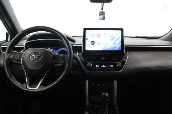 White Toyota Corolla Cross 2023 in Kaunas, with an engine capacity of 1.99 L and mileage of 55 thousand km for 30900 €, photo 8 on AUTOMOTO.COM.LV