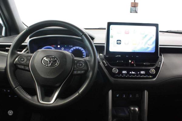 White Toyota Corolla Cross 2023 in Kaunas, with an engine capacity of 1.99 L and mileage of 55 thousand km for 30900 €, photo 9 on AUTOMOTO.COM.LV