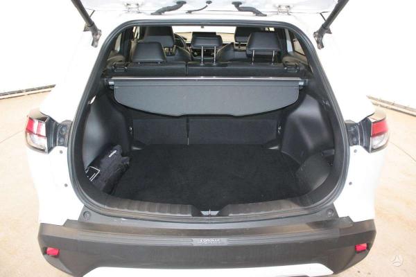White Toyota Corolla Cross 2023 in Kaunas, with an engine capacity of 1.99 L and mileage of 55 thousand km for 30900 €, photo 10 on AUTOMOTO.COM.LV