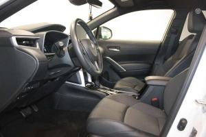 White Toyota Corolla Cross 2023 in Kaunas, with an engine capacity of 1.99 L and mileage of 55 thousand km for 30900 €, photo 12 on AUTOMOTO.COM.LV