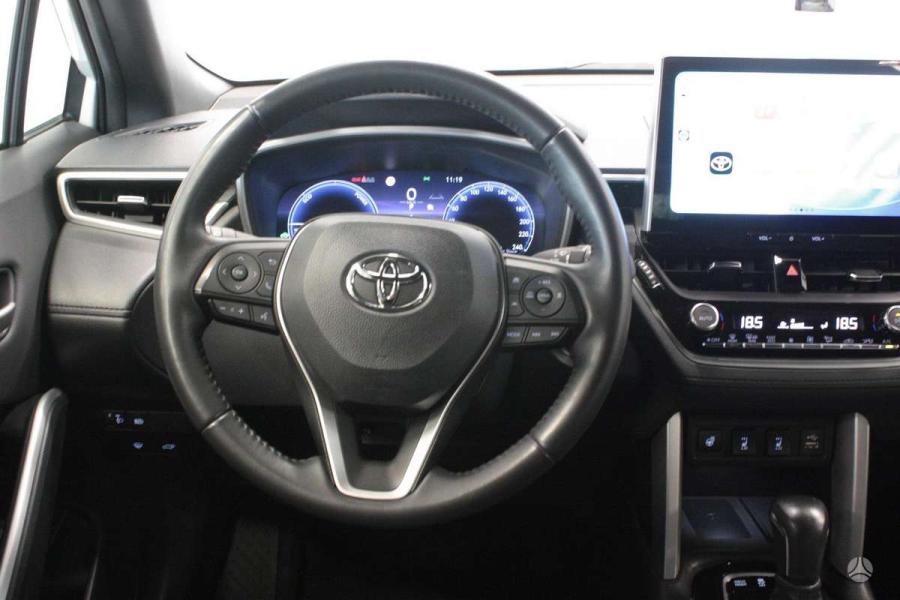 White Toyota Corolla Cross 2023 in Kaunas, with an engine capacity of 1.99 L and mileage of 55 thousand km for 30900 €, photo 13 on AUTOMOTO.COM.LV