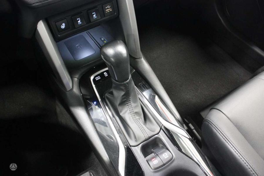 White Toyota Corolla Cross 2023 in Kaunas, with an engine capacity of 1.99 L and mileage of 55 thousand km for 30900 €, photo 30 on AUTOMOTO.COM.LV