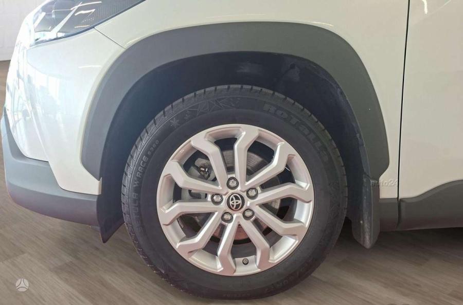Белый Тойота Corolla Cross 2023 в Вильнюс, объемом двигателя 1.80 л и пробегом 124 тыс. км за 25500 €, фото 16 на AUTOMOTO.COM.LV