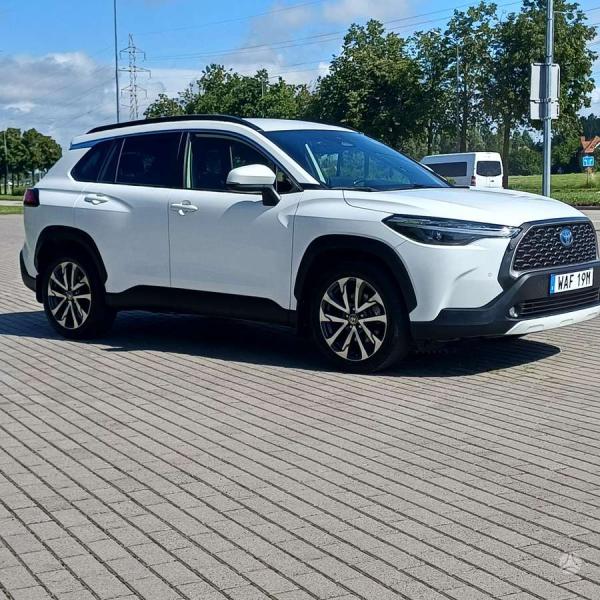 Balts Toyota Corolla Cross 2023 Šauļi, ar dzinēja tilpumu 0.00 L un nobraukumu 240 tūkst. km par 19900 €, foto 3 vietnē AUTOMOTO.COM.LV