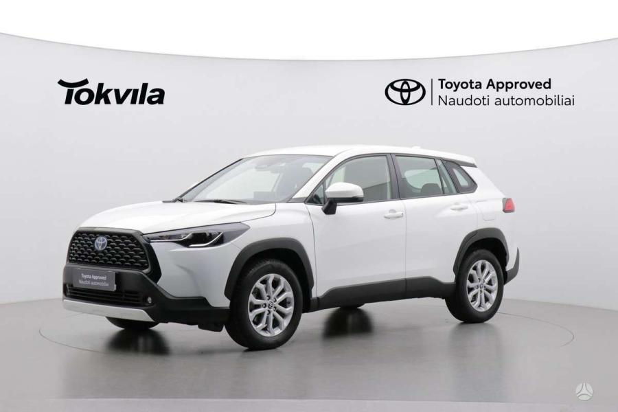 White Toyota Corolla Cross 2023 in Vilnius, with an engine capacity of 1.99 L and mileage of 44 thousand km for 28900 €, photo 1 on AUTOMOTO.COM.LV