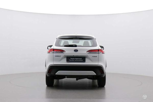 White Toyota Corolla Cross 2023 in Vilnius, with an engine capacity of 1.99 L and mileage of 44 thousand km for 28900 €, photo 5 on AUTOMOTO.COM.LV
