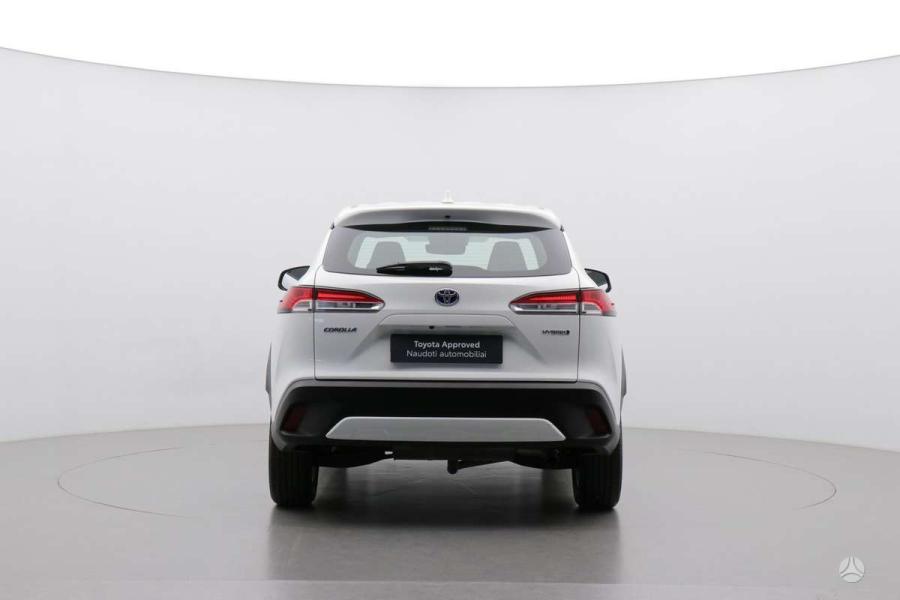 White Toyota Corolla Cross 2023 in Vilnius, with an engine capacity of 1.99 L and mileage of 44 thousand km for 28900 €, photo 6 on AUTOMOTO.COM.LV