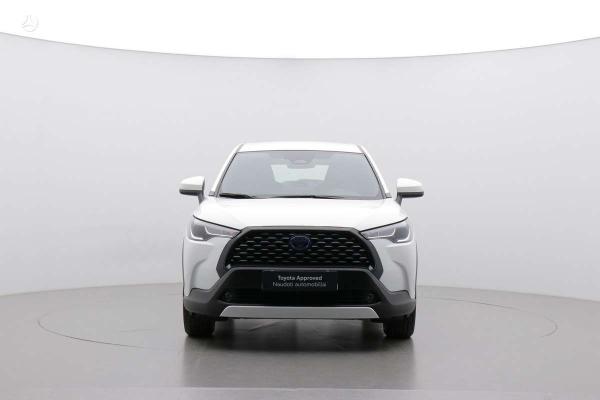 White Toyota Corolla Cross 2023 in Vilnius, with an engine capacity of 1.99 L and mileage of 44 thousand km for 28900 €, photo 6 on AUTOMOTO.COM.LV