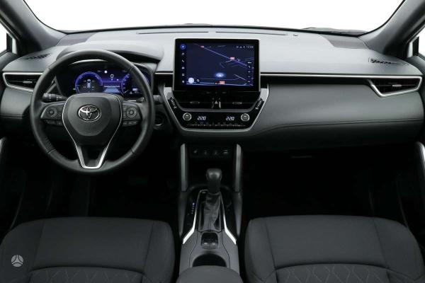 White Toyota Corolla Cross 2023 in Vilnius, with an engine capacity of 1.99 L and mileage of 44 thousand km for 28900 €, photo 7 on AUTOMOTO.COM.LV