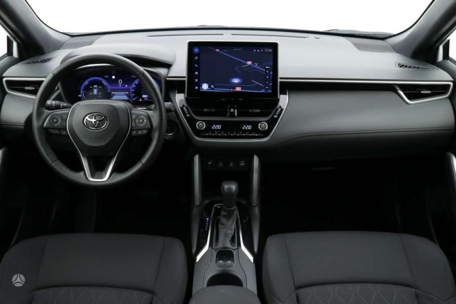 White Toyota Corolla Cross 2023 in Vilnius, with an engine capacity of 1.99 L and mileage of 44 thousand km for 28900 €, photo 8 on AUTOMOTO.COM.LV