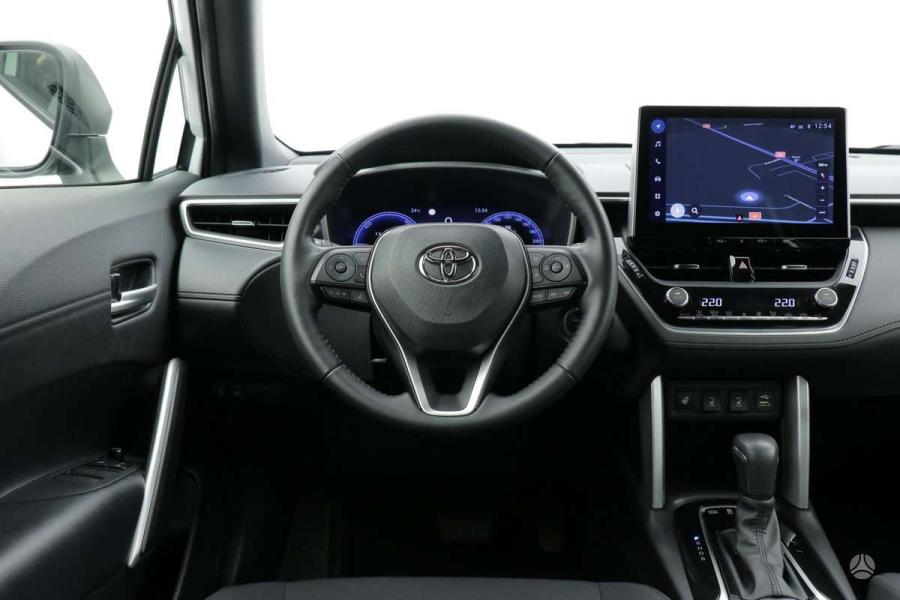 White Toyota Corolla Cross 2023 in Vilnius, with an engine capacity of 1.99 L and mileage of 44 thousand km for 28900 €, photo 9 on AUTOMOTO.COM.LV