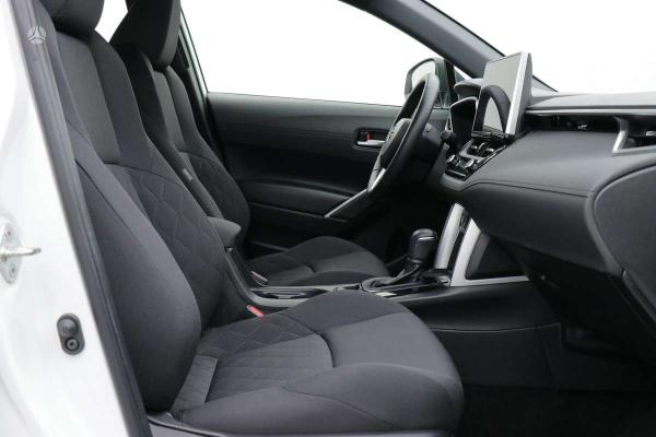 White Toyota Corolla Cross 2023 in Vilnius, with an engine capacity of 1.99 L and mileage of 44 thousand km for 28900 €, photo 9 on AUTOMOTO.COM.LV