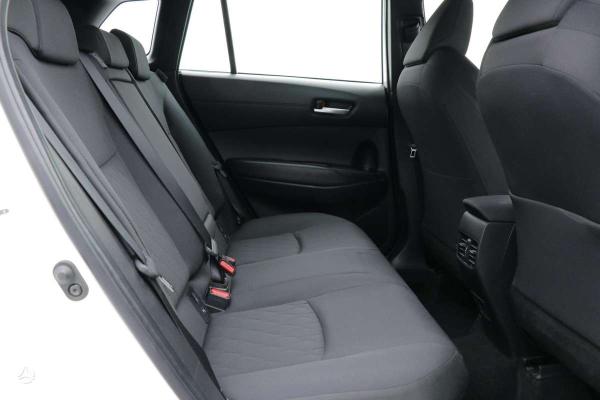 White Toyota Corolla Cross 2023 in Vilnius, with an engine capacity of 1.99 L and mileage of 44 thousand km for 28900 €, photo 10 on AUTOMOTO.COM.LV