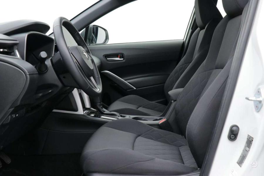 White Toyota Corolla Cross 2023 in Vilnius, with an engine capacity of 1.99 L and mileage of 44 thousand km for 28900 €, photo 13 on AUTOMOTO.COM.LV