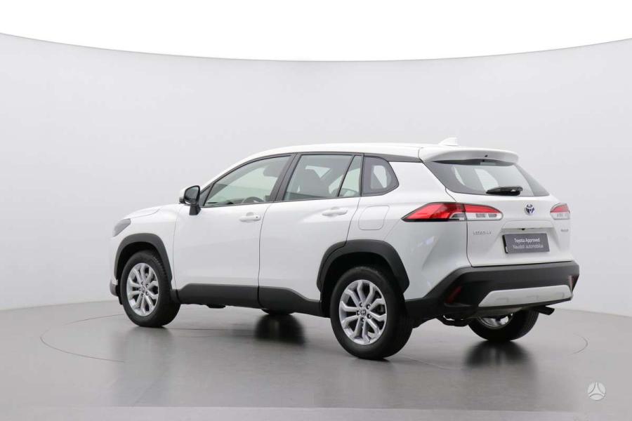 White Toyota Corolla Cross 2023 in Vilnius, with an engine capacity of 1.99 L and mileage of 44 thousand km for 28900 €, photo 19 on AUTOMOTO.COM.LV